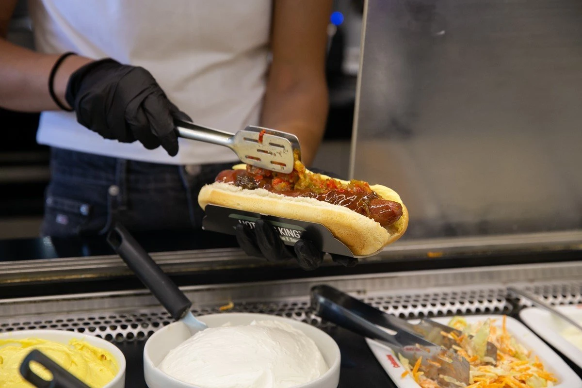 «Hot Dog King»: Η βασιλική εκδοχή του hot dog στη Θεσσαλονίκη
