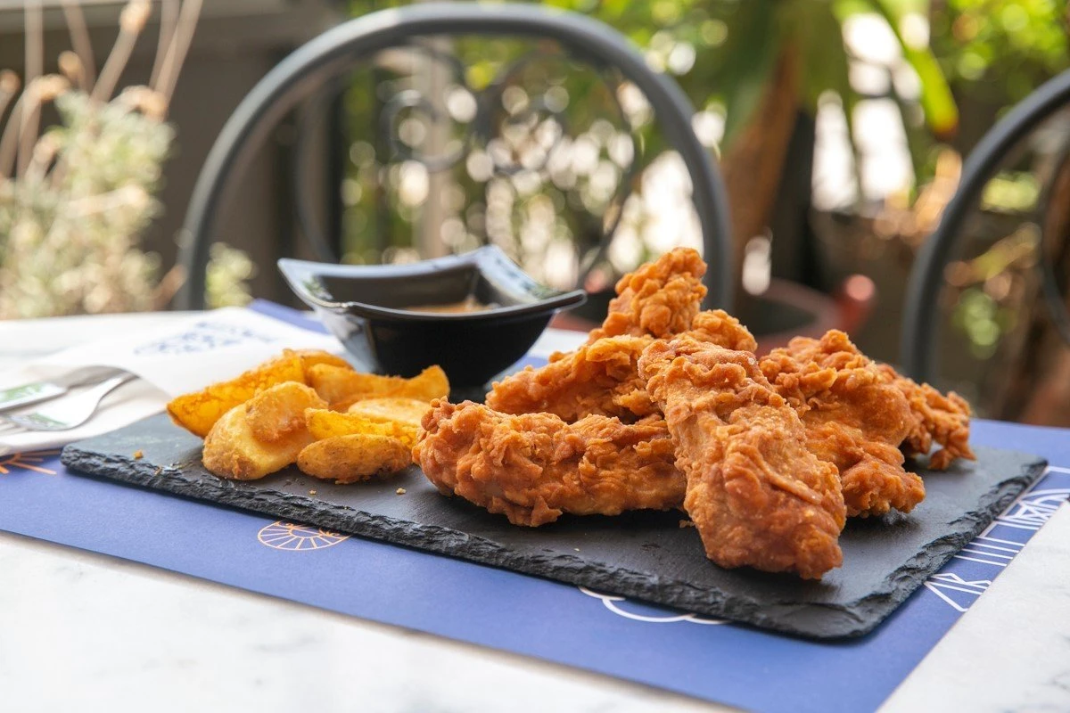 Mansion Bar: Το απόλυτο στέκι της Νεάπολης