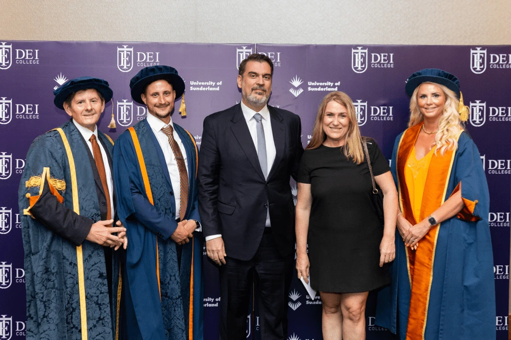 Λαμπερή αποφοίτηση από το DEI COLLEGE