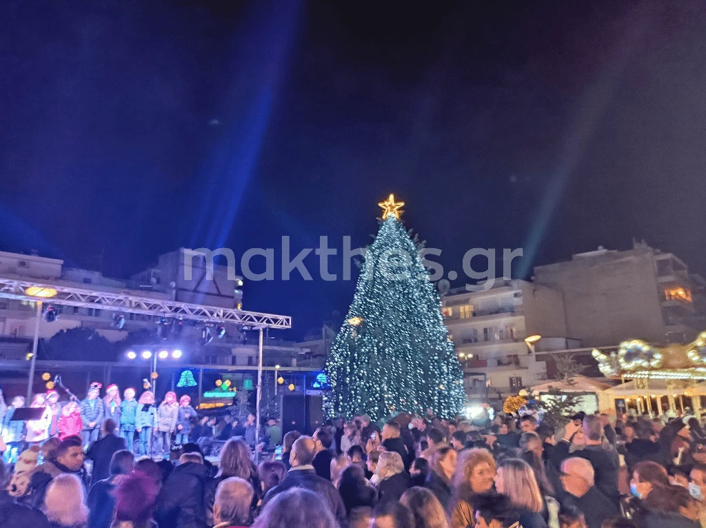 Καλαμαριά: Μελωδίες και λαμπιόνια έφεραν τα Χριστούγεννα (βίντεο & φωτ.)