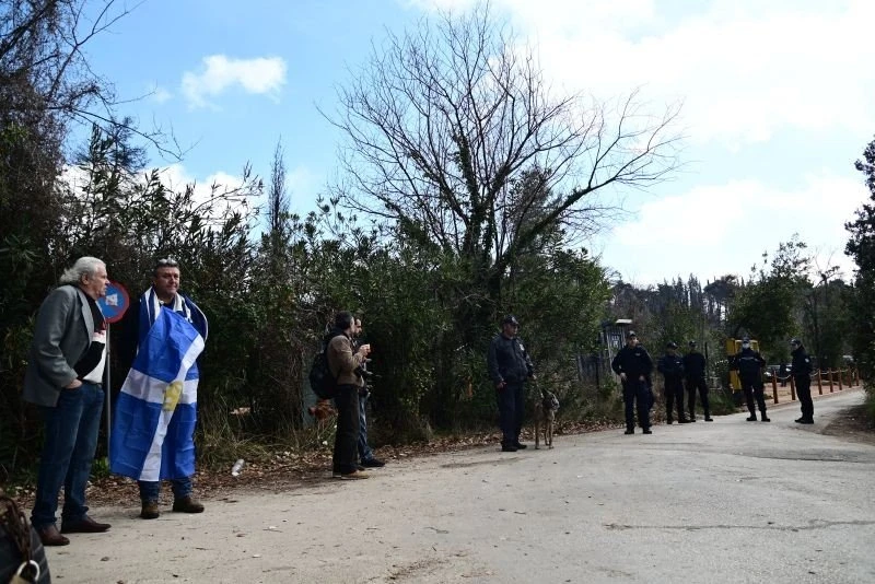 Πλήθος κόσμου στο Τατόι για την ταφή του τεως βασιλιά Κωνσταντίνου (φωτ.)