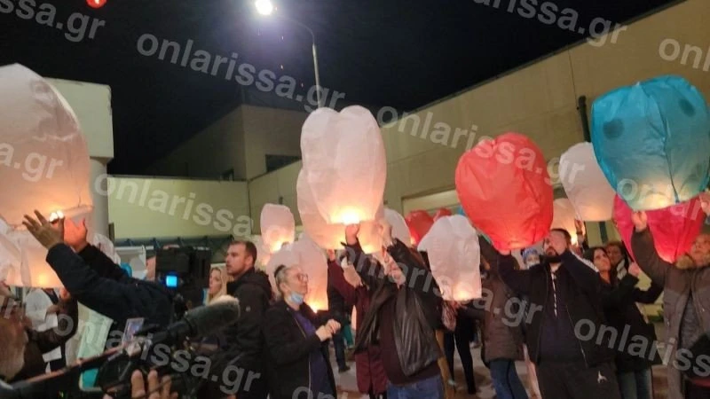 Tραγωδία στα Τέμπη: Φαναράκια φώτισαν τον ουρανό της Λάρισας στη μνήμη ...
