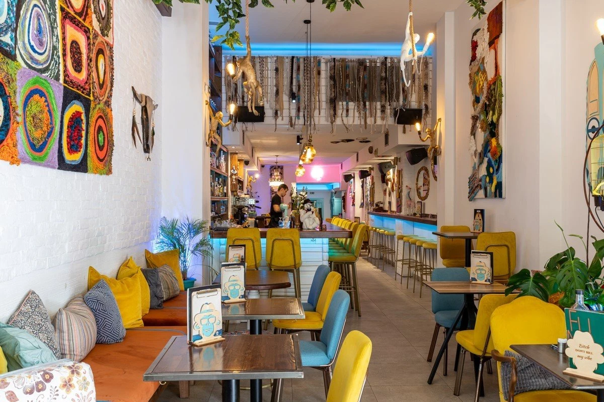 «Funky Monkey SKG»: Το cocktail bar - bistro της Παλαιών Πατρών Γερμανού