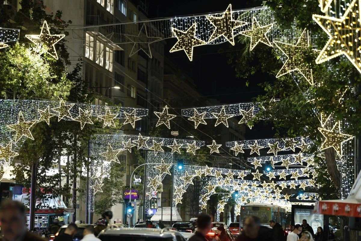 Άναψε το χριστουγεννιάτικο δέντρο στην πλατεία Συντάγματος - Στολίστηκε ...