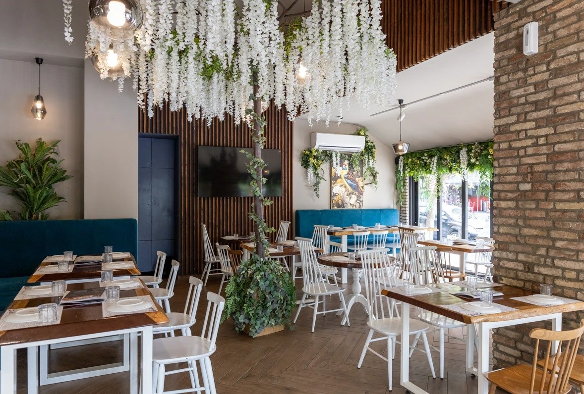 Raffaele Pizza: Η πιτσαρία, που έχει κάνει τον κόσμο να περιμένει σε ...