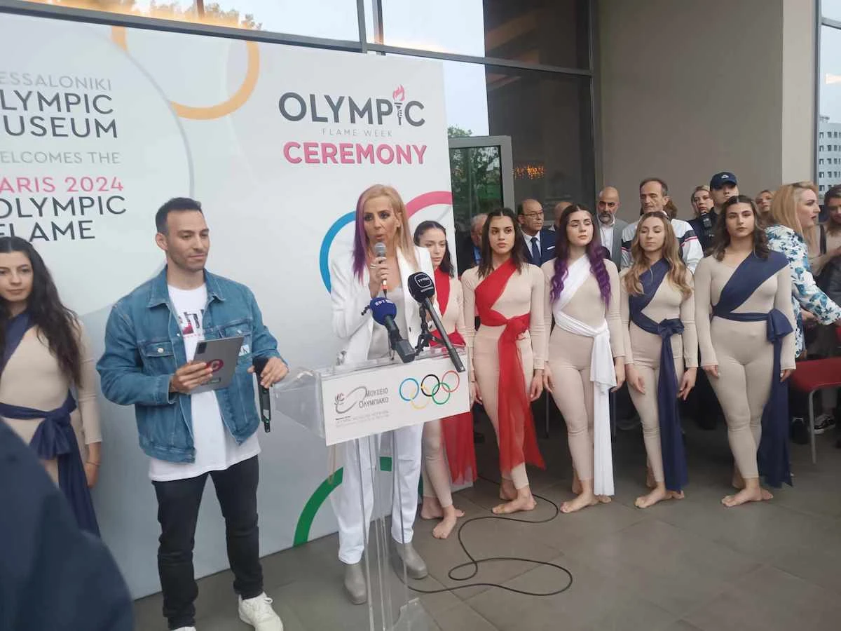 Θεσσαλονίκη: Εν μέσω βροχής έφτασε η Ολυμπιακή φλόγα (βίντεο, φωτ.)