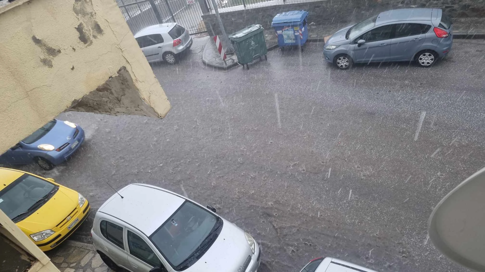 TΩΡΑ στη Θεσσαλονίκη: Ανοιξιάτικο χαλάζι στο κέντρο - Δείτε βίντεο