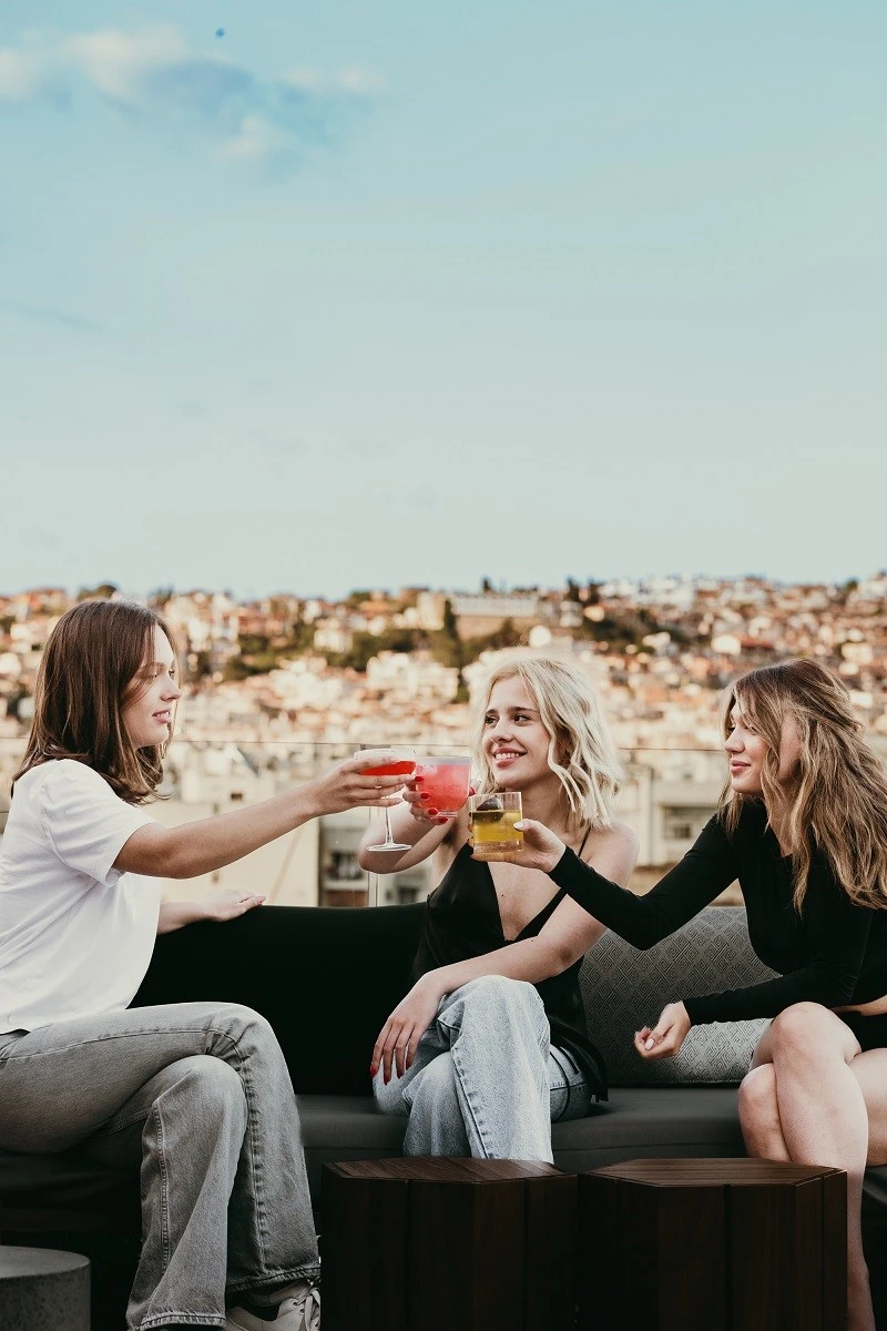 Ennea: To Rooftop bar της πόλης με τη θέα των 360° στην οροφή του ...