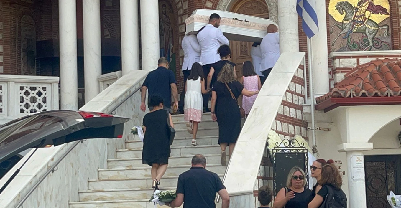 Χαλκιδική: Σπαρακτικές εικόνες στην κηδεία της 13χρονης που σκοτώθηκε ...