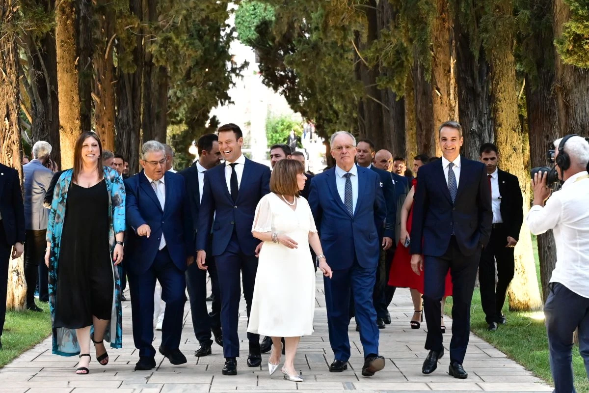 Οι παρουσίες και τα «πηγαδάκια» στη δεξίωση για τα 50 χρόνια από την ...