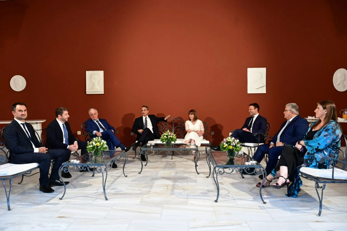 Οι παρουσίες και τα «πηγαδάκια» στη δεξίωση για τα 50 χρόνια από την ...