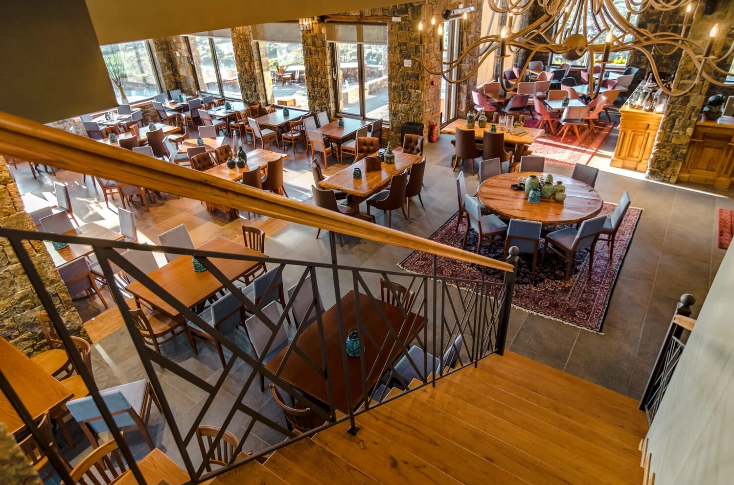 Η Aelios Petra, στο Χορτιάτη, είναι ένα forest restaurant, με θέα μαγευτική