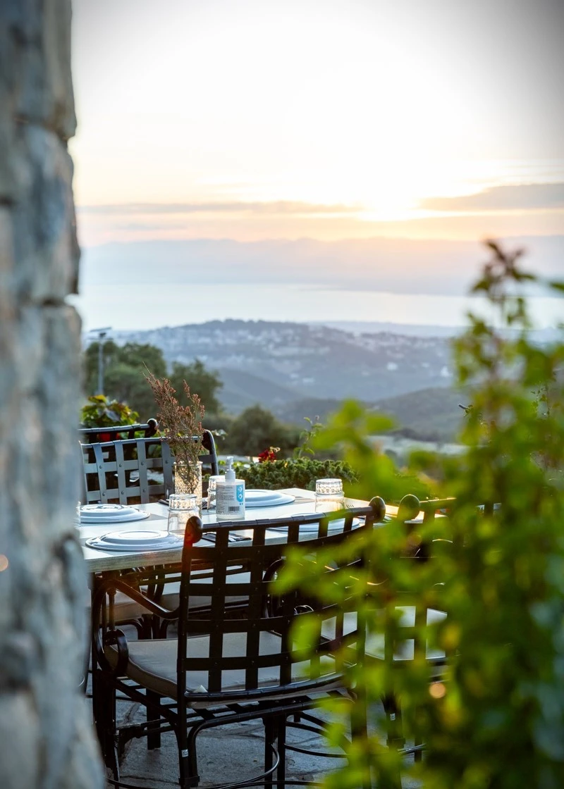 Η Aelios Petra, στο Χορτιάτη, είναι ένα forest restaurant, με θέα μαγευτική